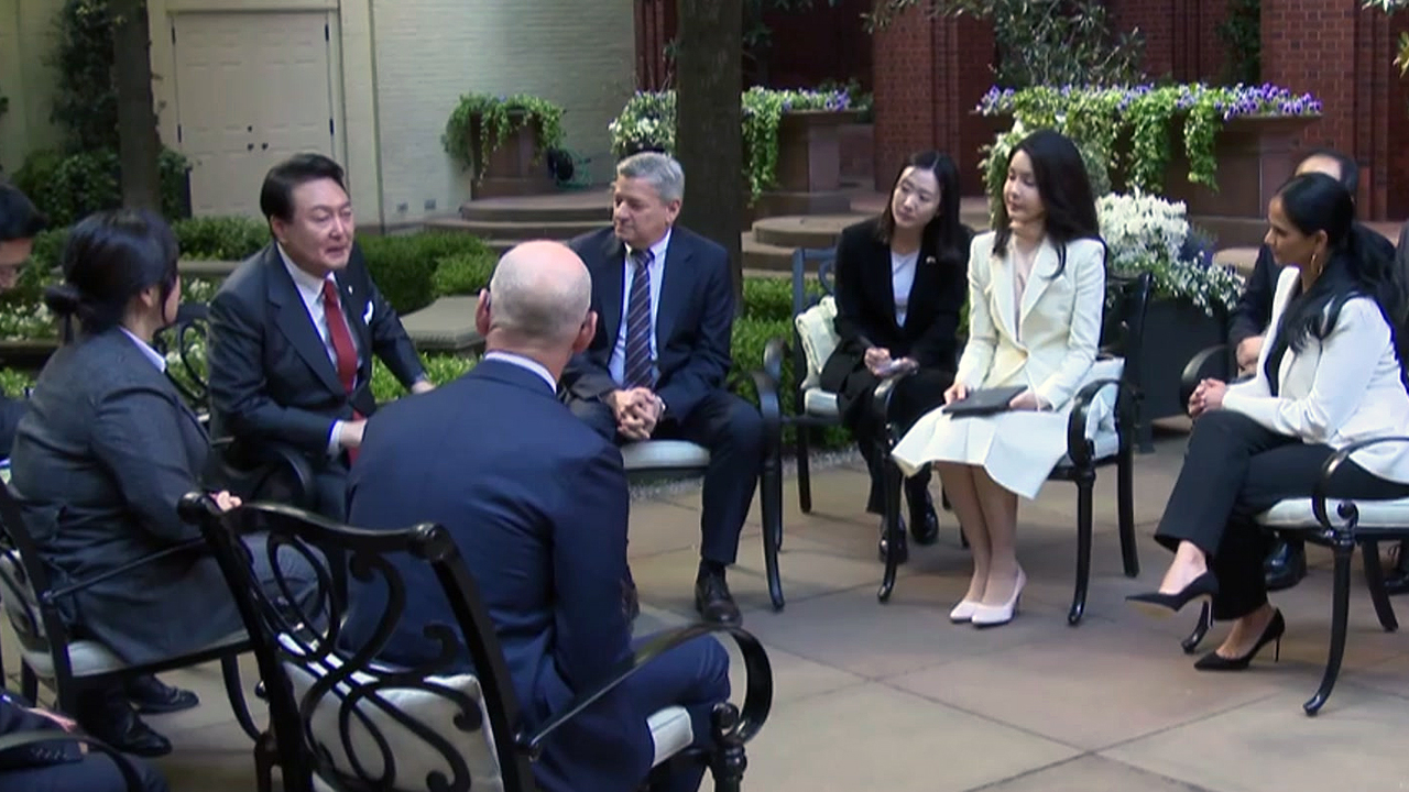 [정치]"넷플 CEO와 자리 배치 말도 안 돼"...김건희 보고 논란 '파장' [Y녹취록] | YTN