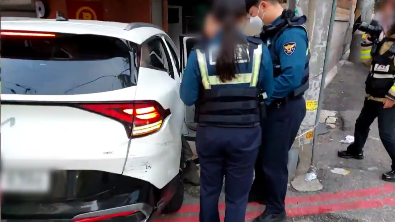 [사회]서울 마포구에서 SUV가 건물 외벽 들이받아...5명 이송 | YTN