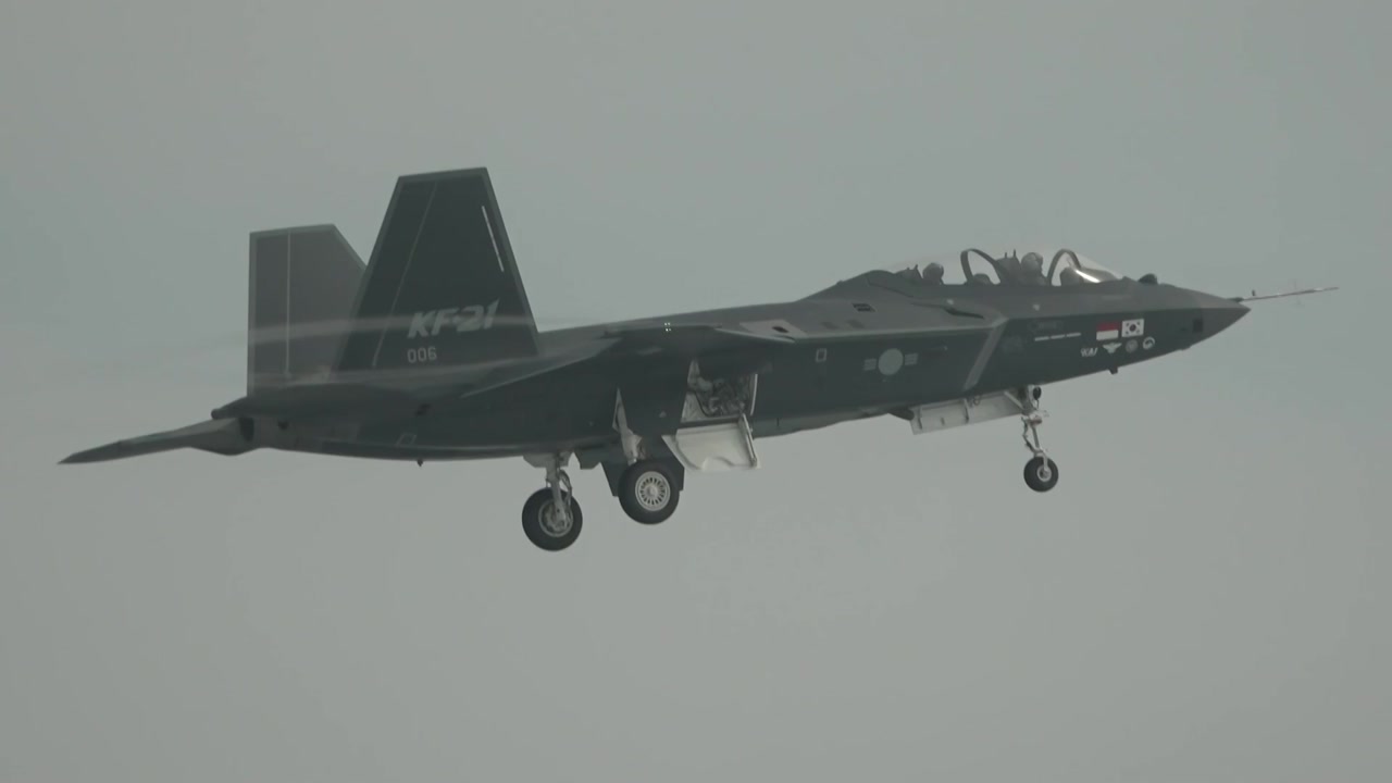 [정치]국산 KF-21 시제 6호기 첫 비행 성공...33분간 비행 | YTN