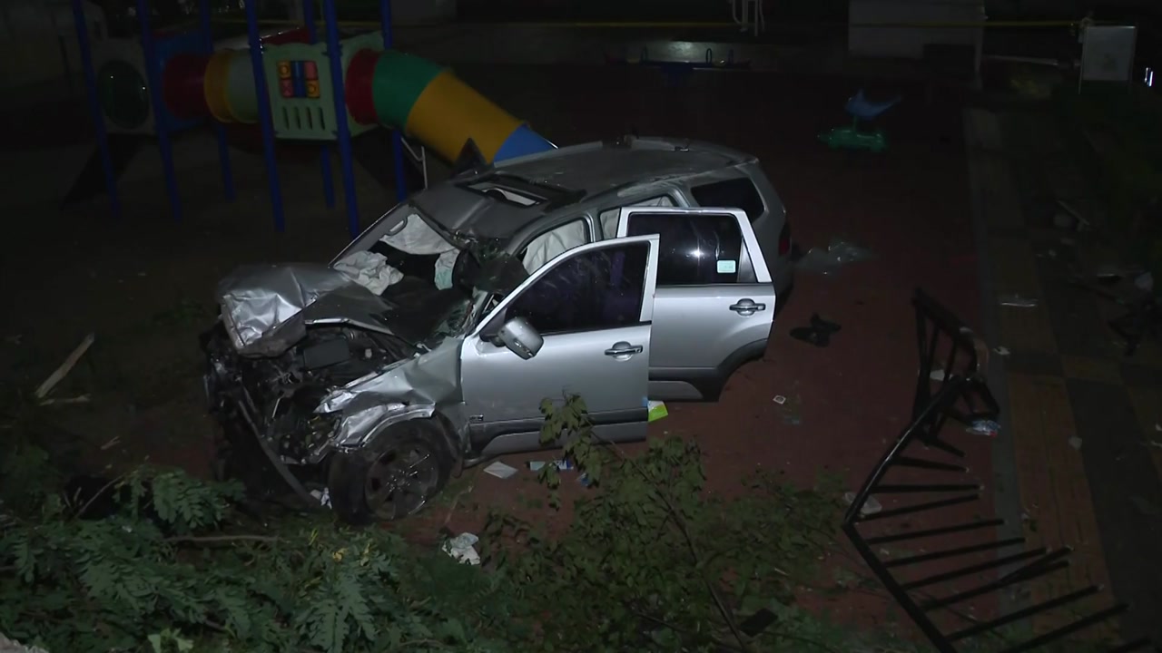 [사회]인천 서구 아파트에서 SUV차량 놀이터로 추락...2명 사상 | YTN