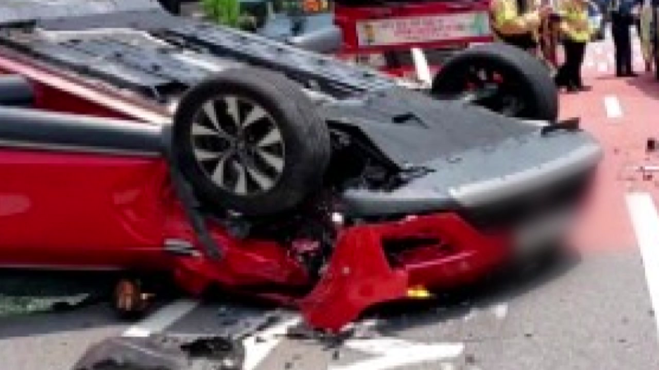 [사회]승용차가 오토바이·SUV 잇따라 들이받아...4명 경상 | YTN