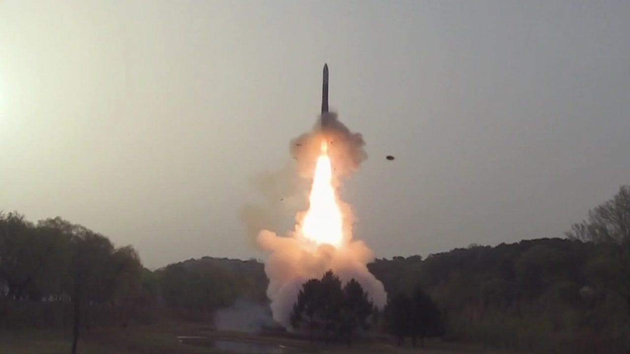 [정치][뉴스큐] 美 정찰기 경고한 北, ICBM 발사...尹, 긴급 NSC 주재 | YTN