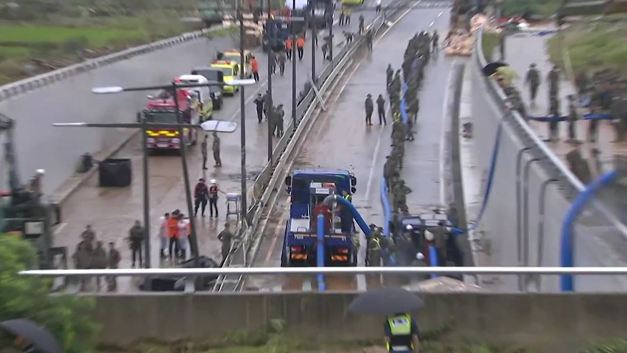 [사회]오송 지하차도 배수 70% 넘어...예천 산사태 실종자 1명 발견 | YTN