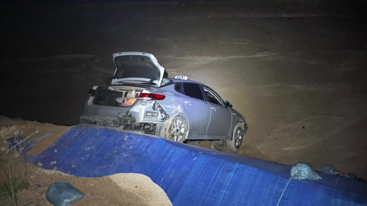 [전국]달리던 택시, 승용차와 부딪힌 뒤 10m 아래로 추락 | YTN