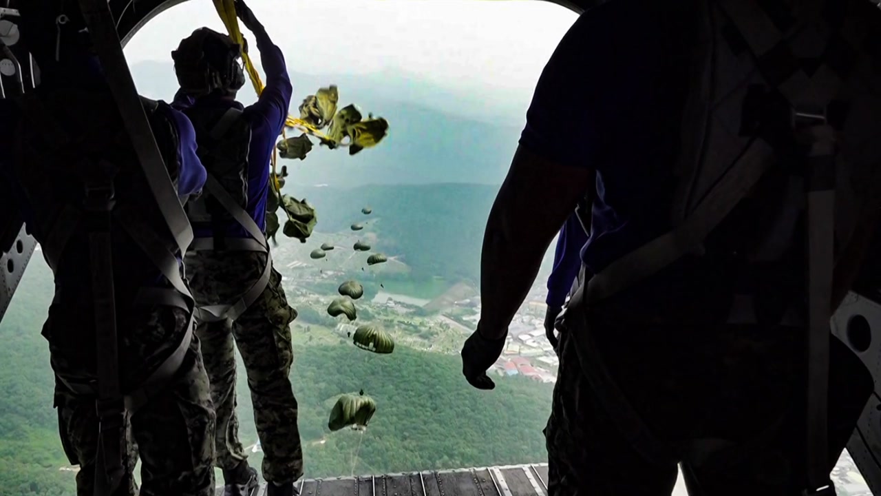 [정치]육사 3학년 생도들, '110층 높이' 550m 상공서 강하 훈련 | YTN