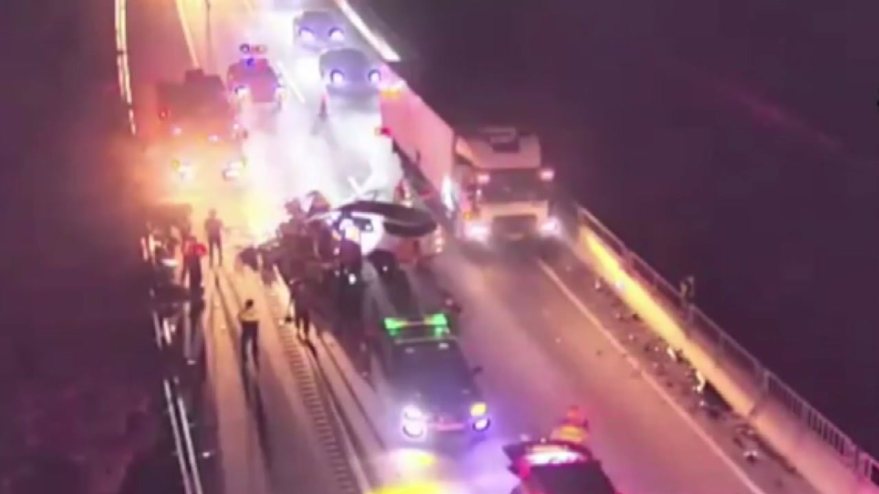 [전국]천안논산고속도로 SUV-화물차 사고...2명 사상 | YTN