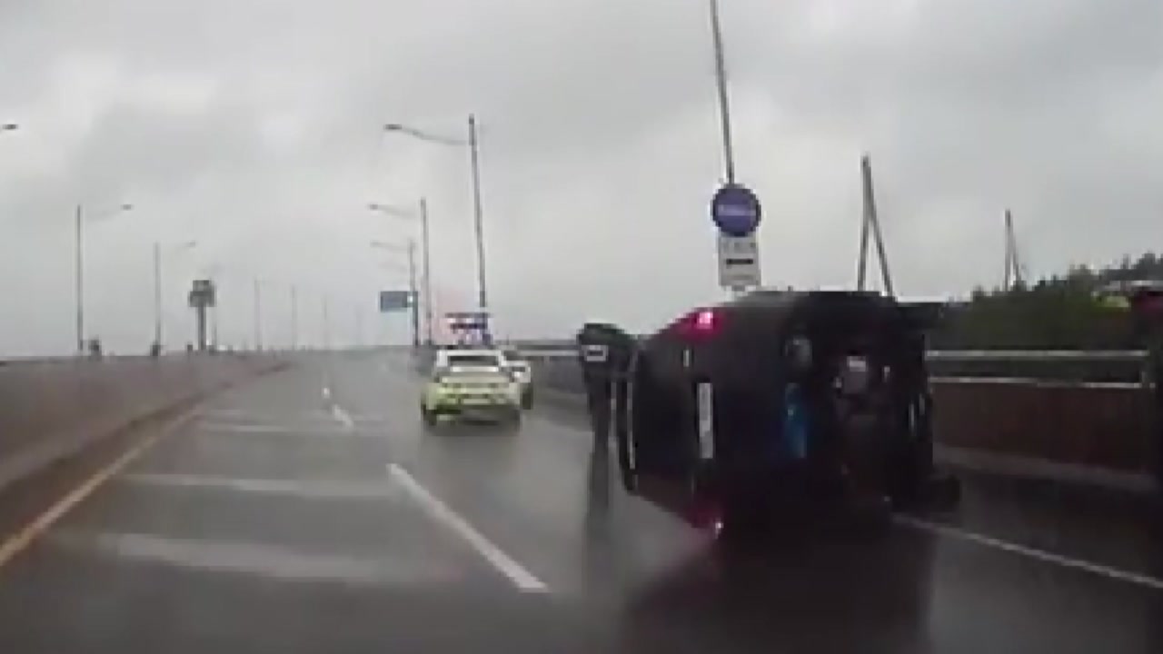 [전국]전남 목포대교서 SUV 빗길에 미끄러져...1명 부상 | YTN