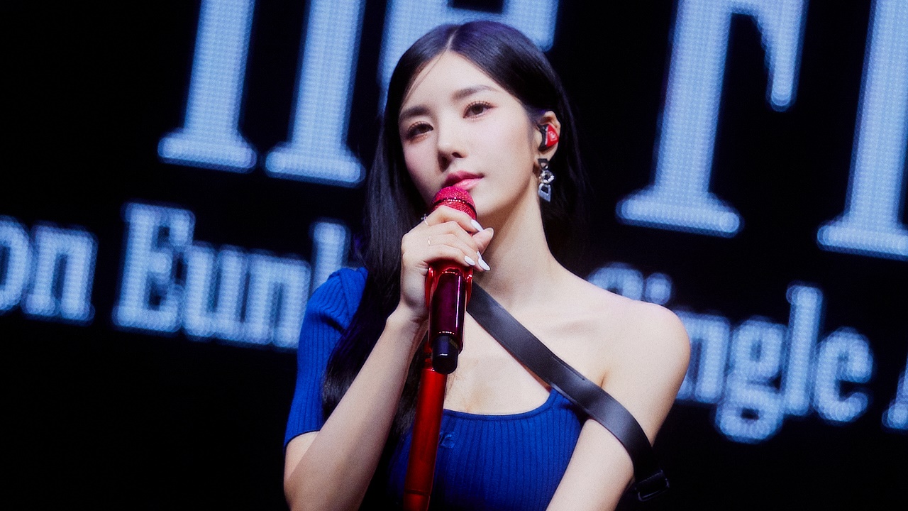 [Y현장] '워터밤 여신' 권은비, 강렬 팝 댄스 '더 플래시'로 여름 겨냥 (종합) | YTN