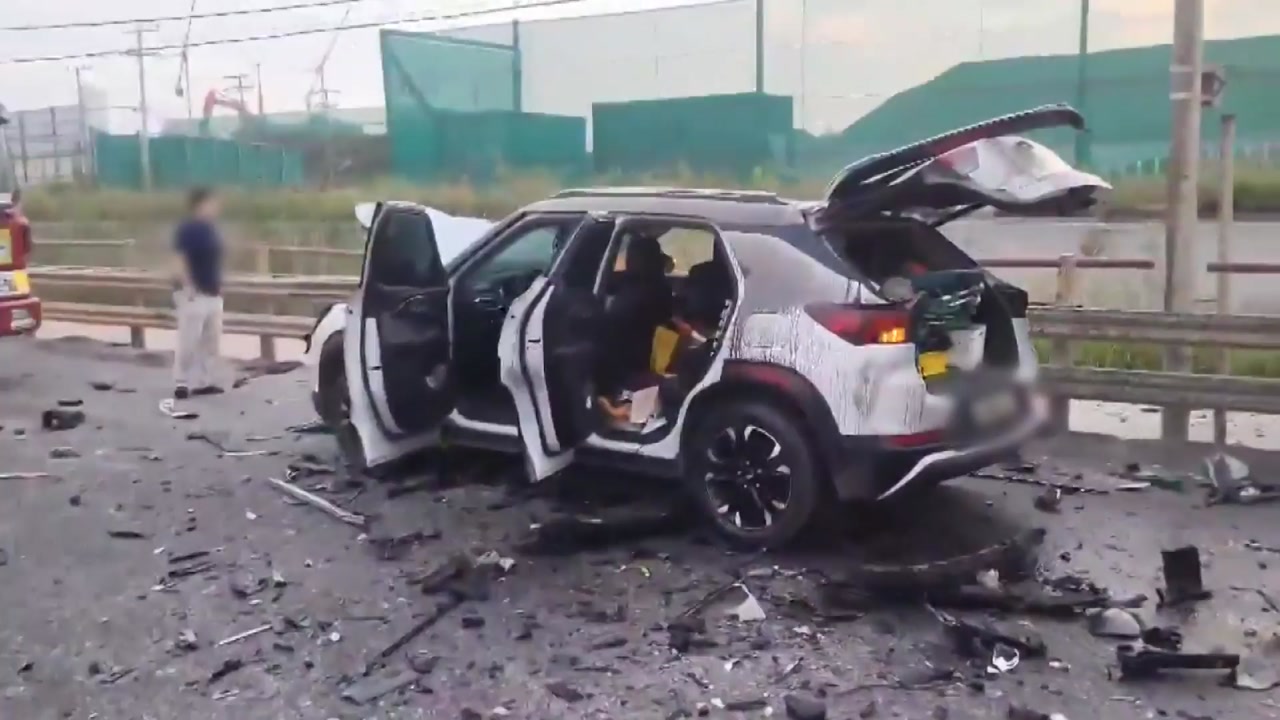 [사회]인천에서 SUV 중앙선 넘어 차량 2대 충돌...7명 부상 | YTN