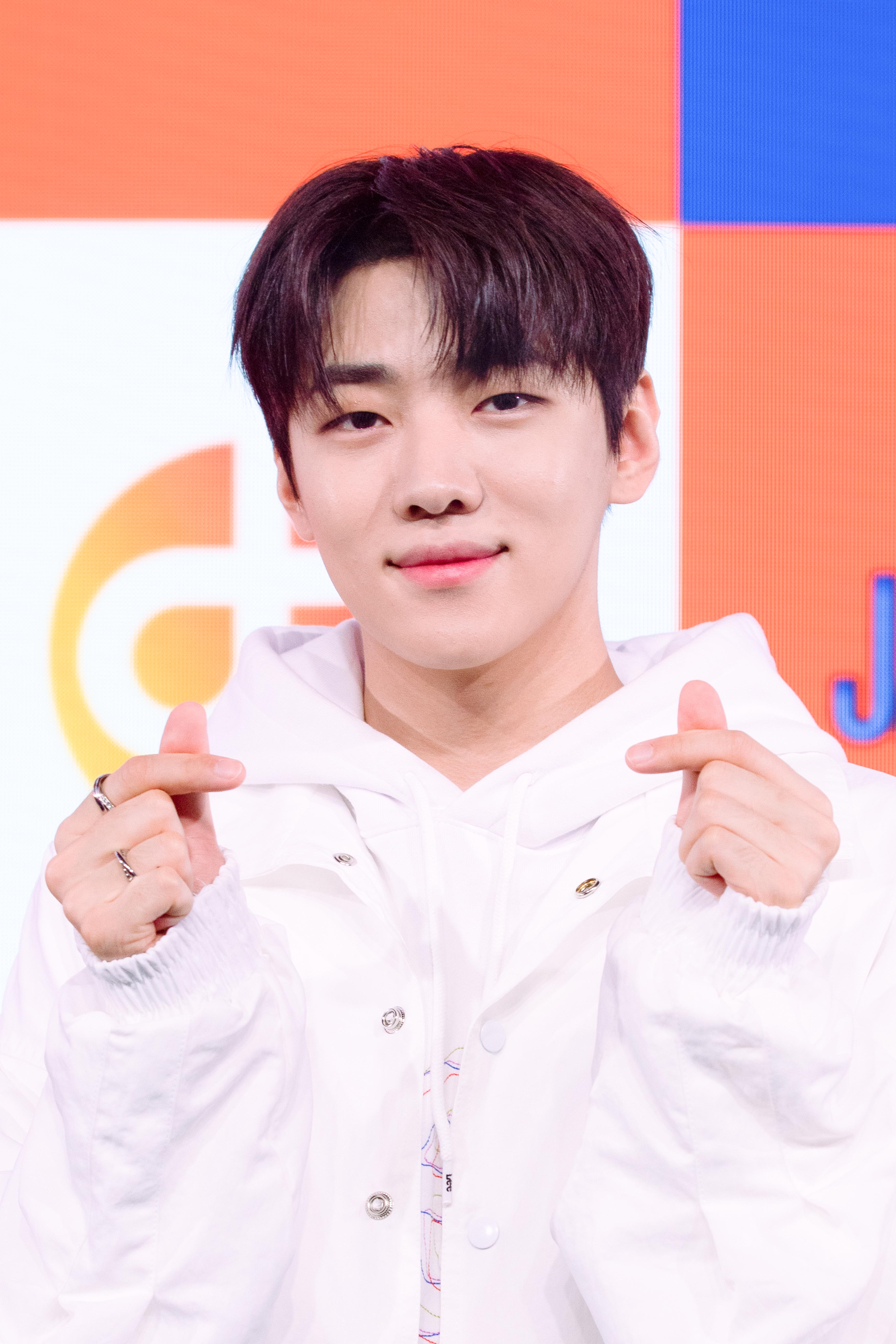 [Y현장] 재찬, DKZ 경윤 탈퇴 언급 "힘들지 않다면 거짓말…팀 재정비 중" | YTN