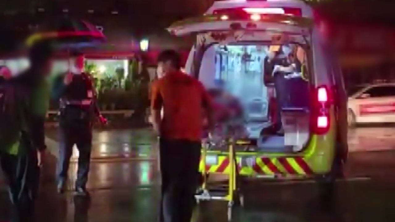 [전국]폐지 실은 유모차 밀던 80대, 화물차에 치여 | YTN