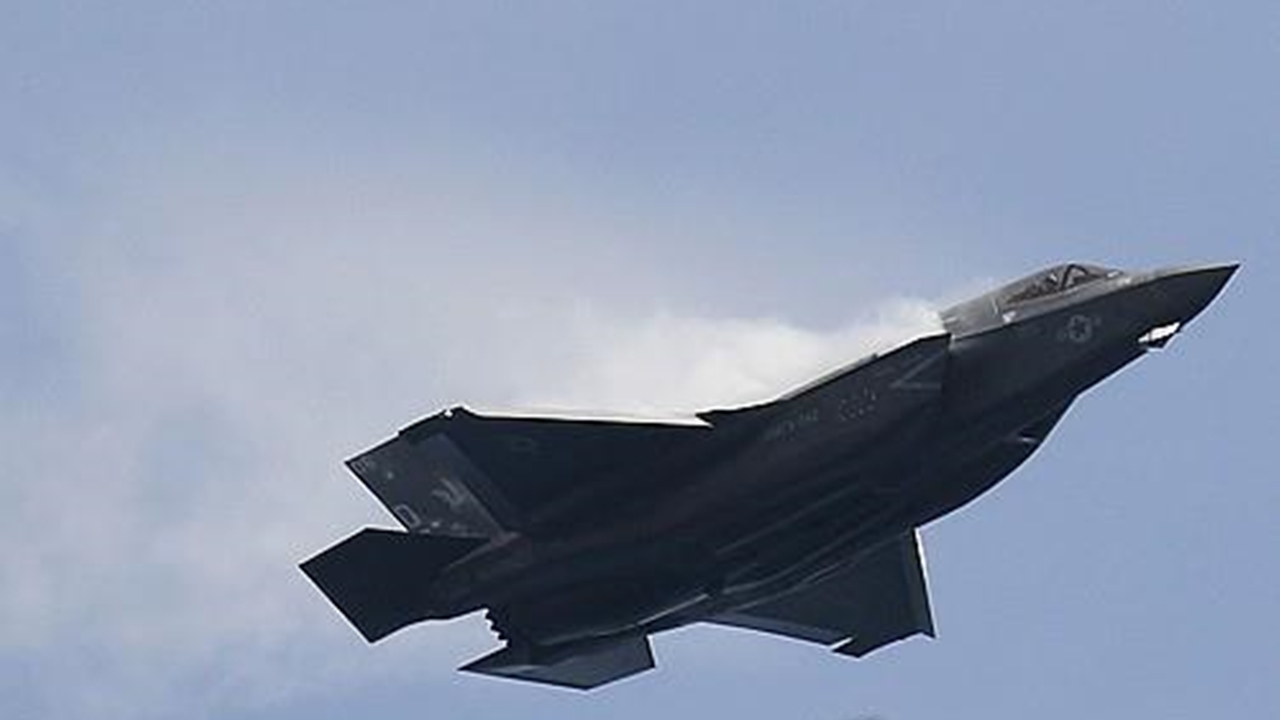 [국제]美 F-35B 전투기, 조종사 탈출 후 실종..."한동안 자동 비행 예상" | YTN