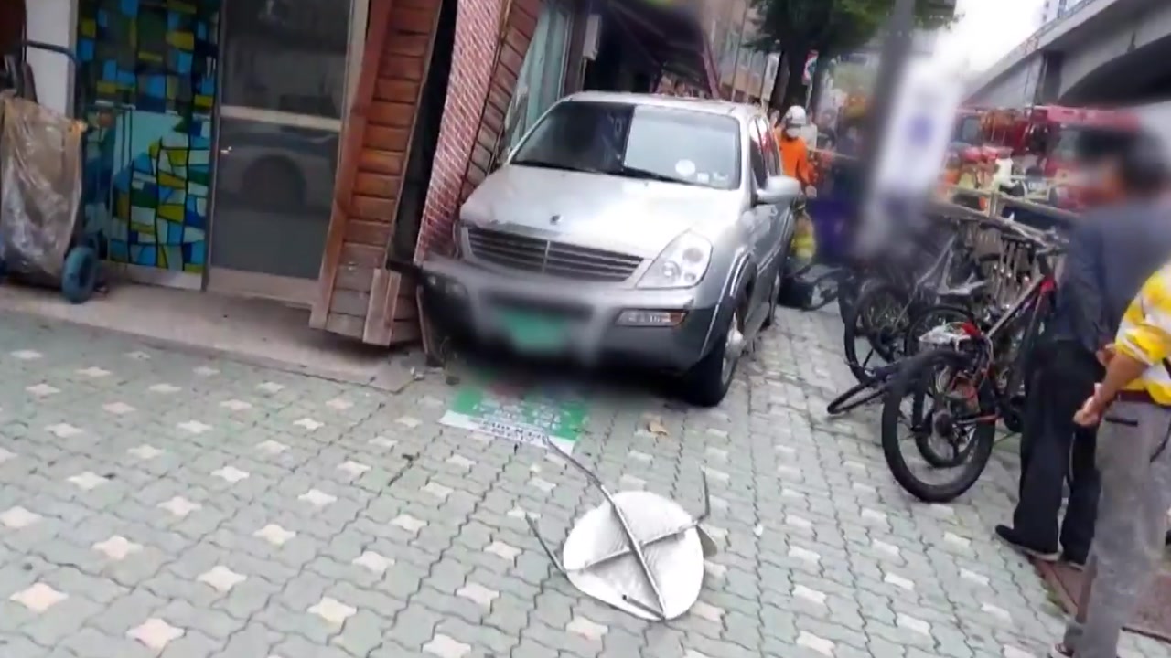 [사회]"졸음 운전" 70대 몰던 SUV 인도 돌진...등굣길 학생 등 3명 다쳐 | YTN