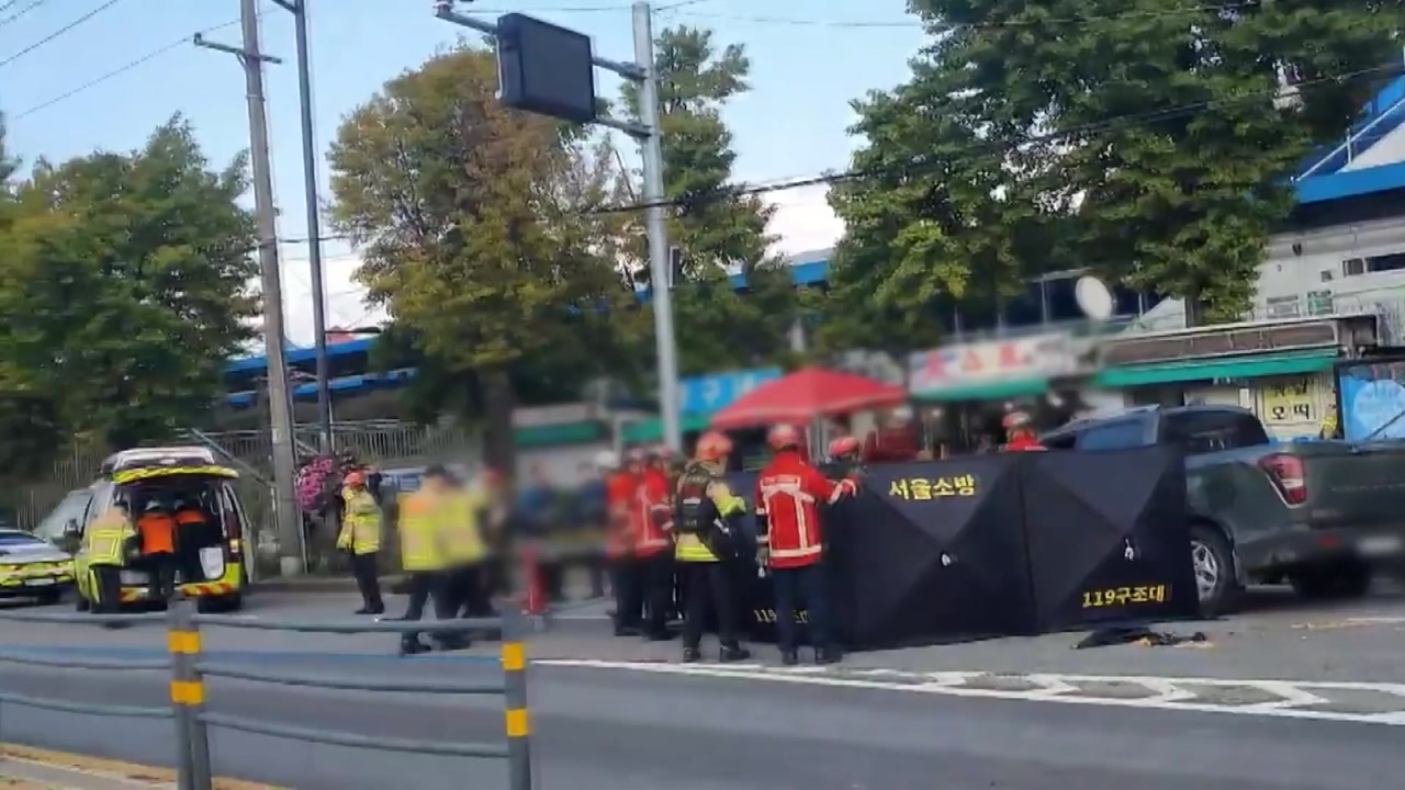 [사회]SUV가 승용차·보행차 잇따라 추돌...2명 다쳐 | YTN