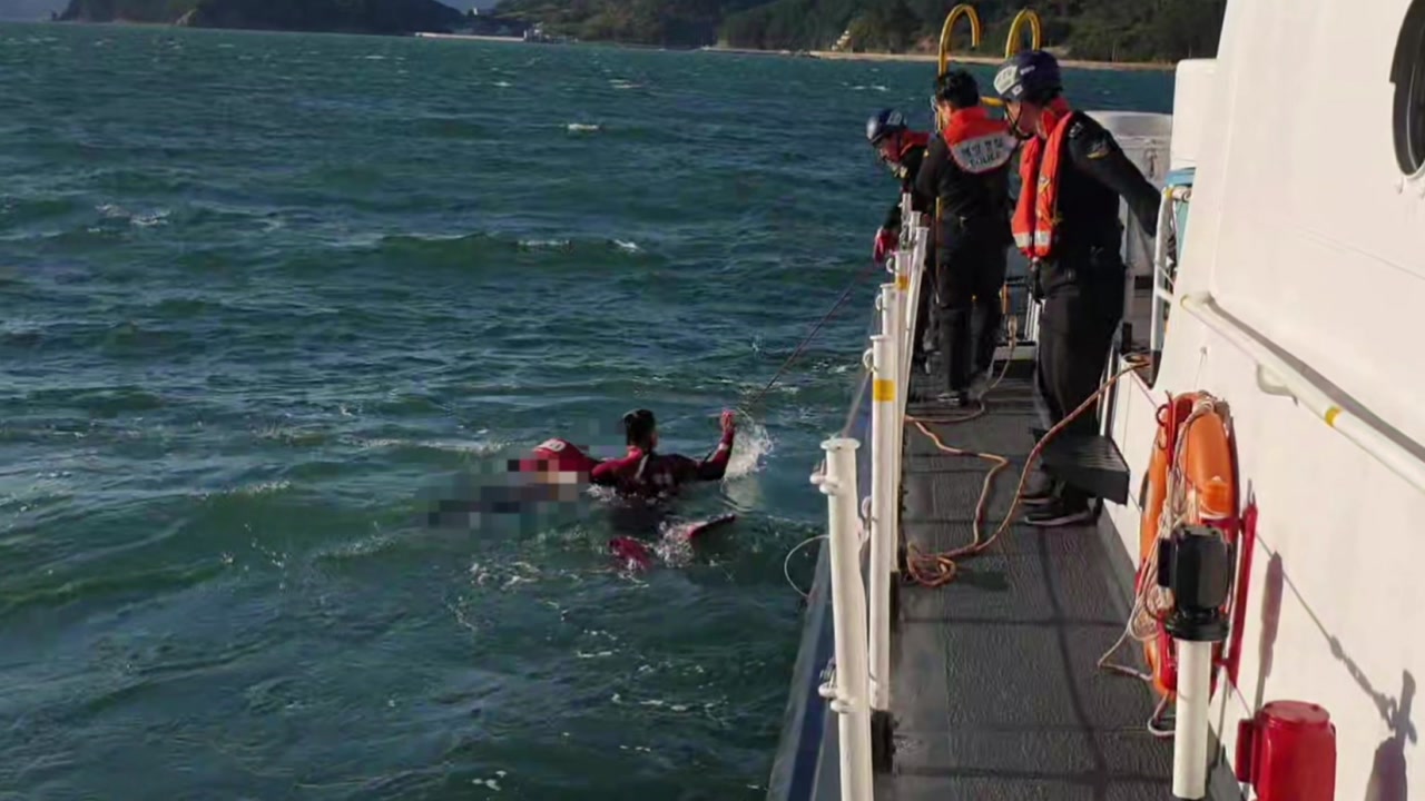 [전국]통영 해상에서 어선 파도에 뒤집혀...60대 1명 숨져 | YTN