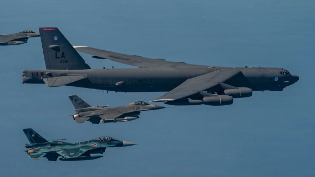 [정치]한미일, 한반도 인근서 첫 공중훈련...핵무장 가능 B-52 참가 | YTN