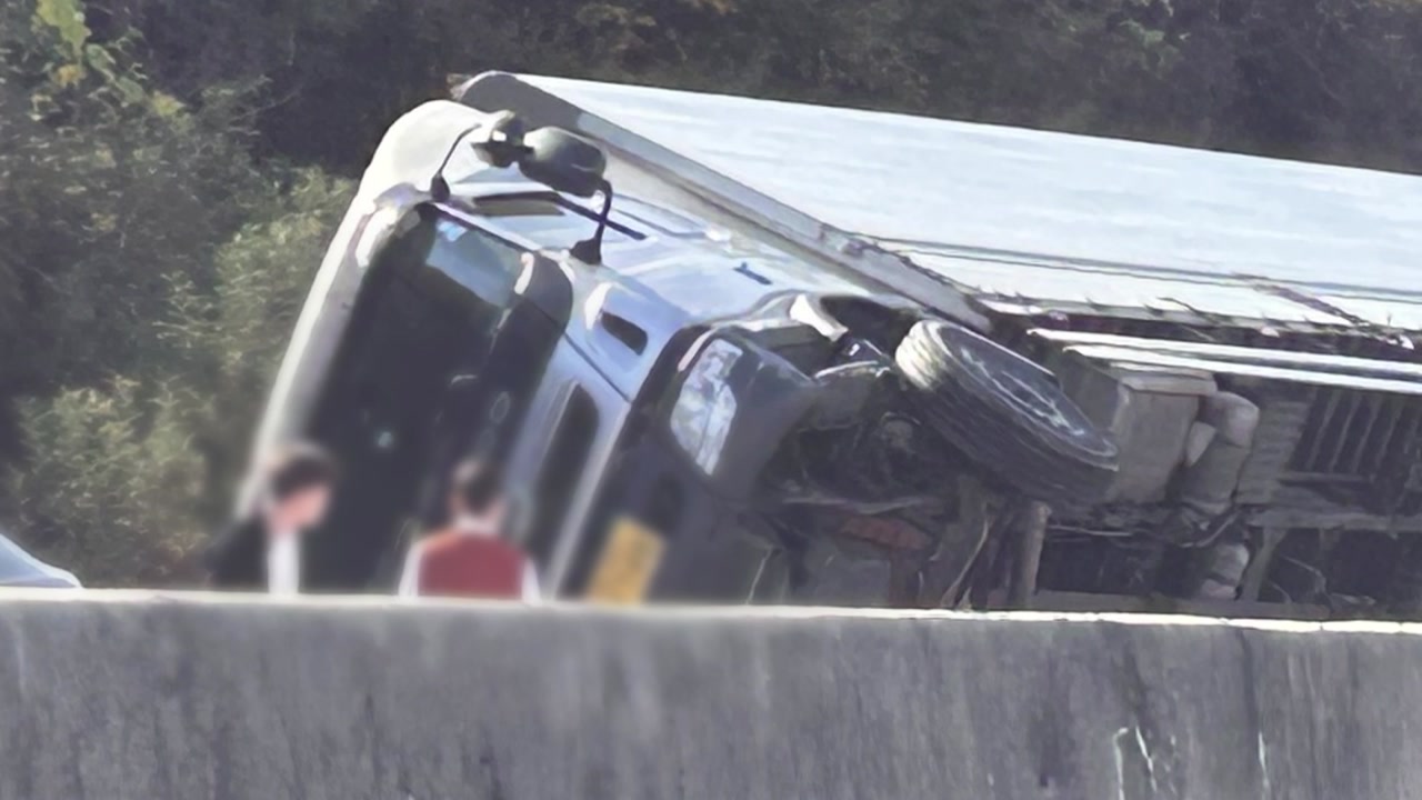 [사회]경기 광주시 직동터널 인근에서 화물차·SUV 부딪혀...2명 다쳐 | YTN