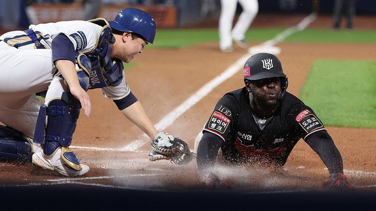 [스포츠]'홈런포 3방' kt, 4차전 승리로 플레이오프 승부 원점 | YTN