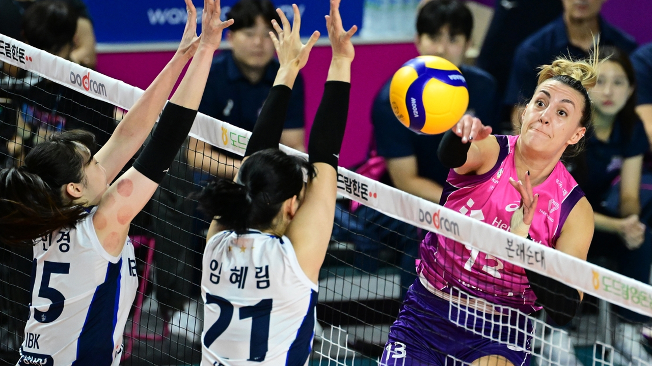 [스포츠]'옐레나 19점' 흥국생명, IBK기업은행 꺾고 1R 단독 선두 마감 | YTN