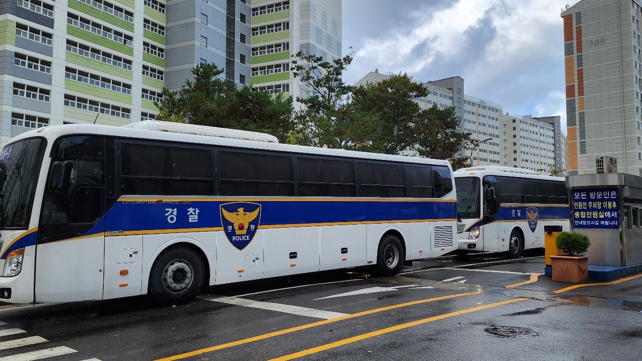 [Y현장] 지드래곤 마약 조사 출석 현장…경찰 150명·취재진 운집 | YTN