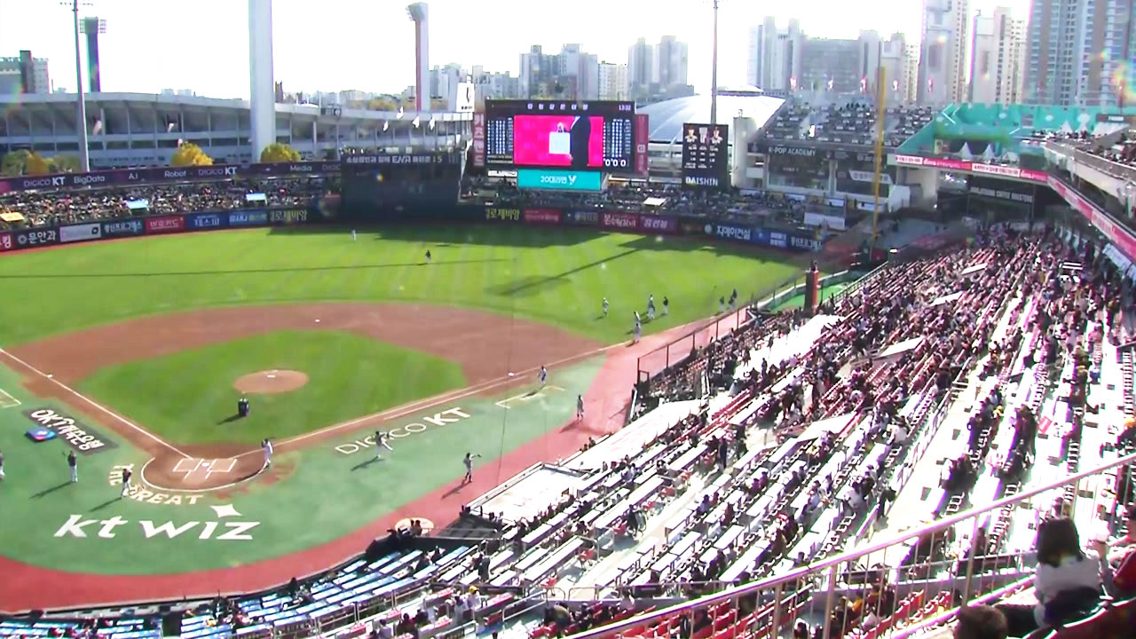 [스포츠]한국시리즈 4차전 현장 분위기는?...LG 김윤식 vs kt 엄상백 | YTN