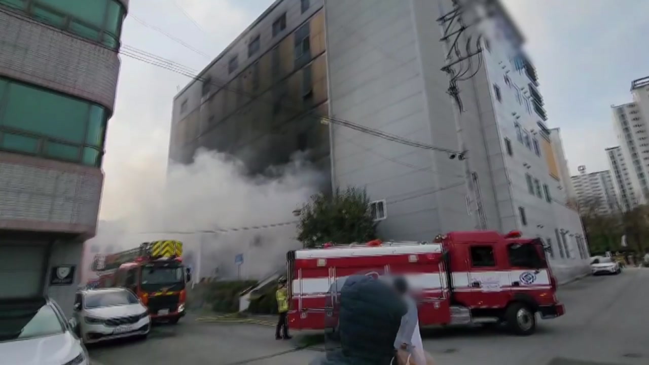 [전국]경북 구미 원평동 병원서 불...환자 등 90여 명 대피 | YTN