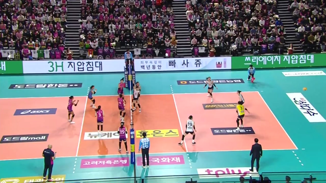 [스포츠]'김연경 36점' 흥국생명, IBK 기업은행 꺾고 선두 복귀 | YTN