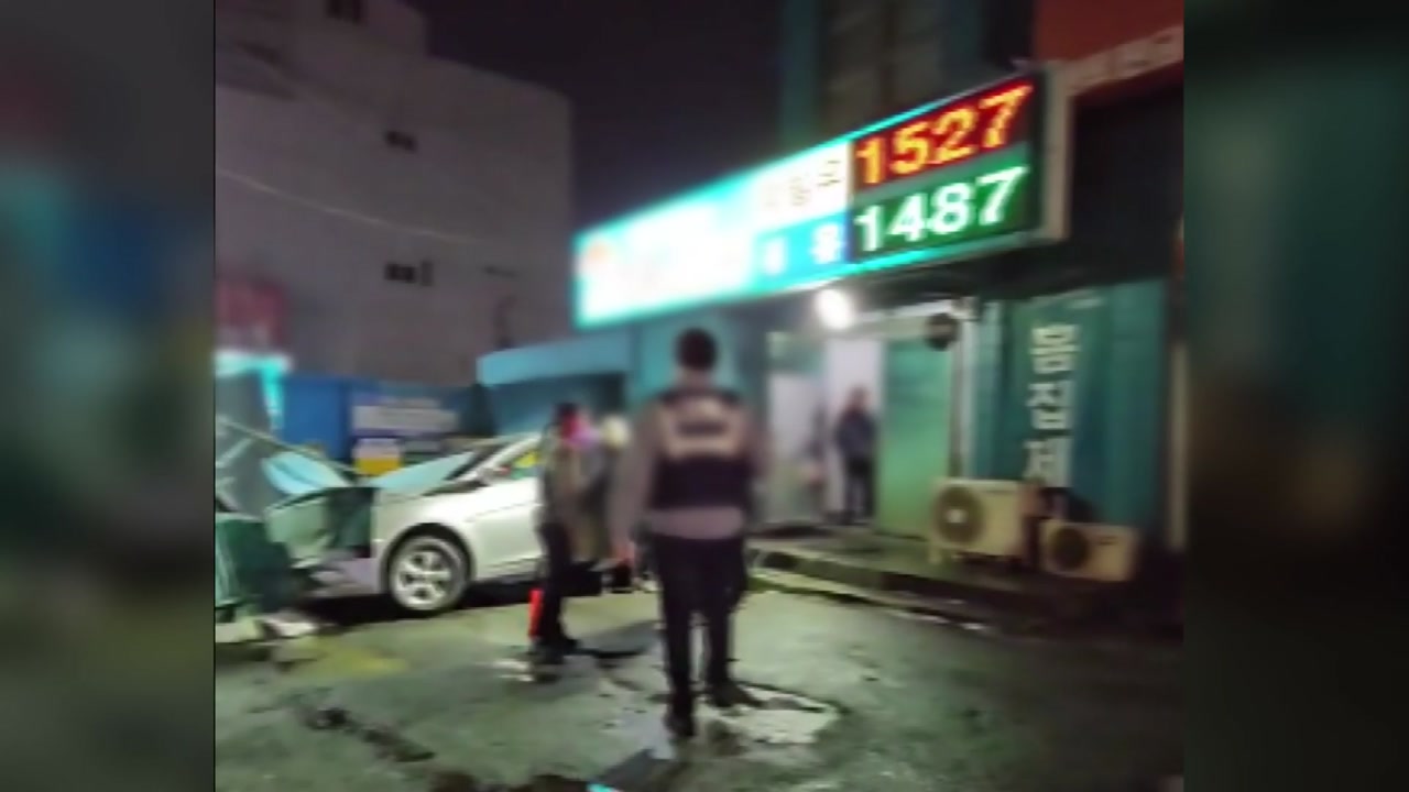 [사회]인천에서 70대가 몰던 승용차가 주유소 돌진...30대 여성 부상 | YTN