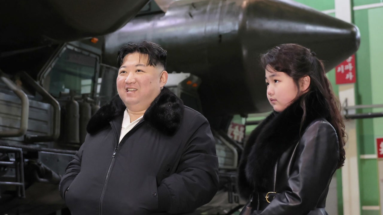 [정치]김정은, ICBM '화성-18형' 발사대 공장 시찰...딸 주애 동행 | YTN