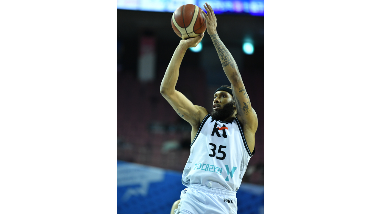 [스포츠]'평균 30점' KT 배스, 프로농구 3라운드 MVP | YTN