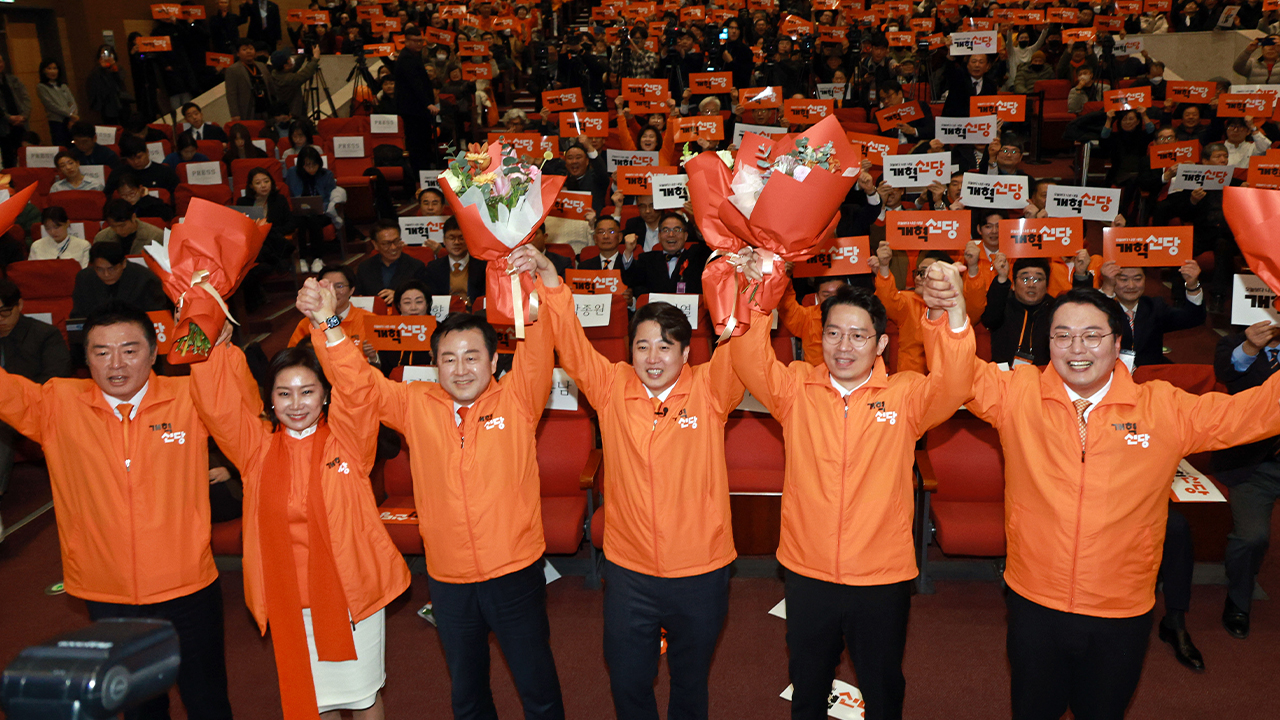 [정치]이준석 개혁신당 출범...김종인 "제3지대 50~60석 가능" | YTN