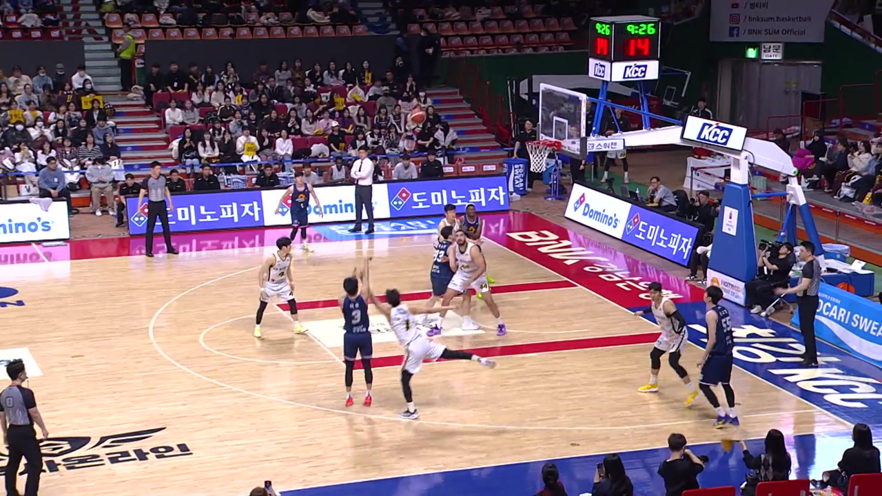 [스포츠]KCC, LG 꺾고 1.5경기 차 추격 | YTN