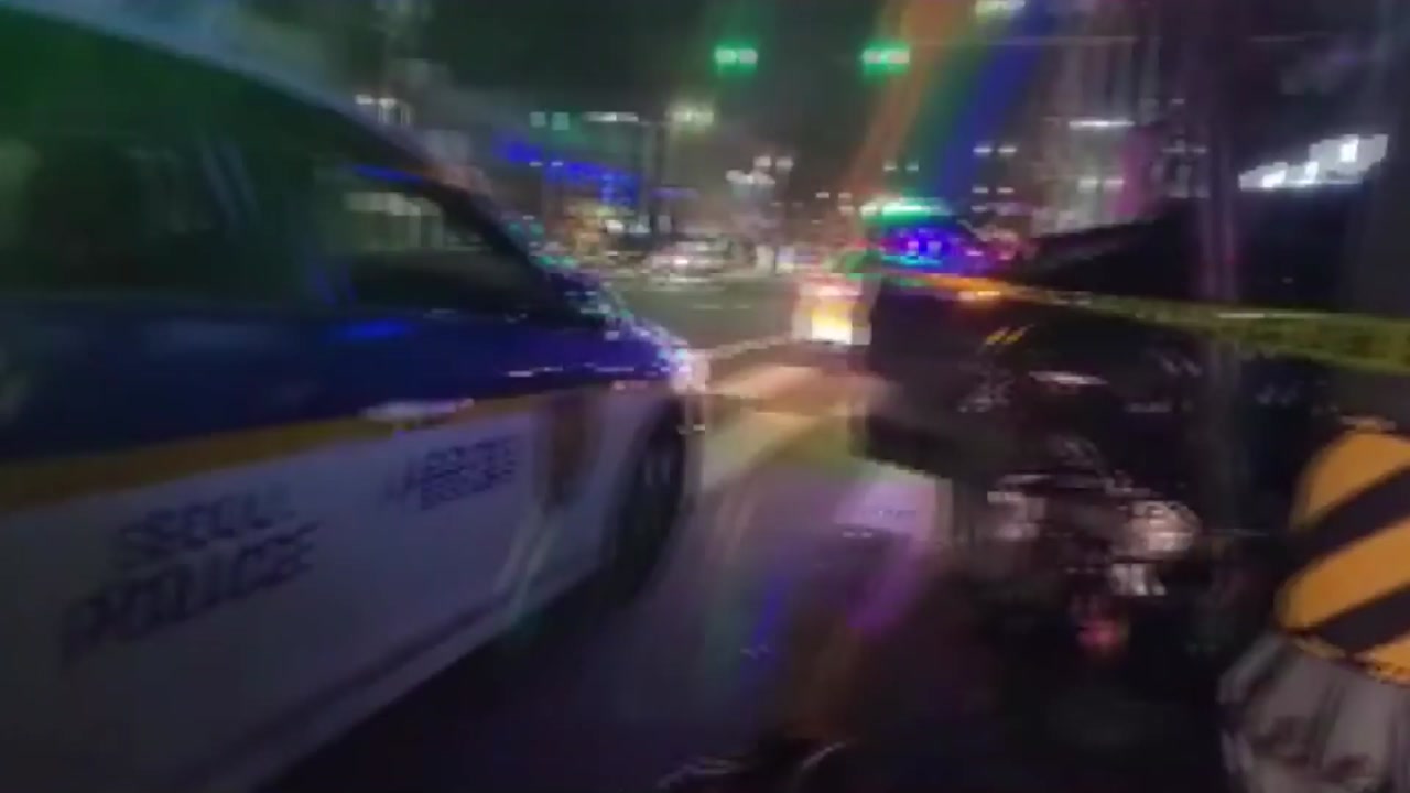 [사회]달리던 SUV가 신호등 '쾅'...운전자 면허취소 수준 만취 | YTN