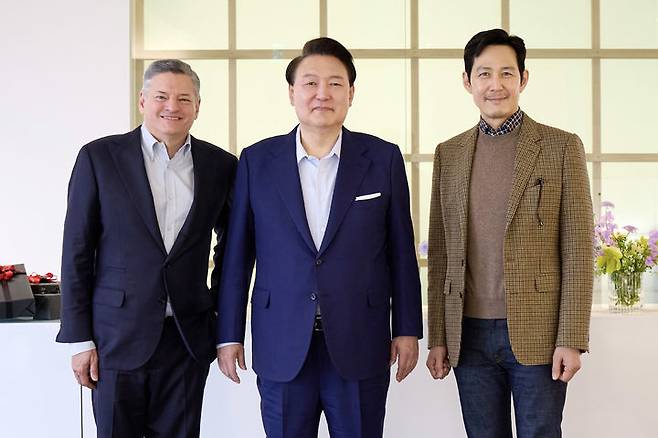 [방송]넷플릭스 CEO "K-콘텐츠 지속 투자...'오겜2' 규모 압도적" | YTN