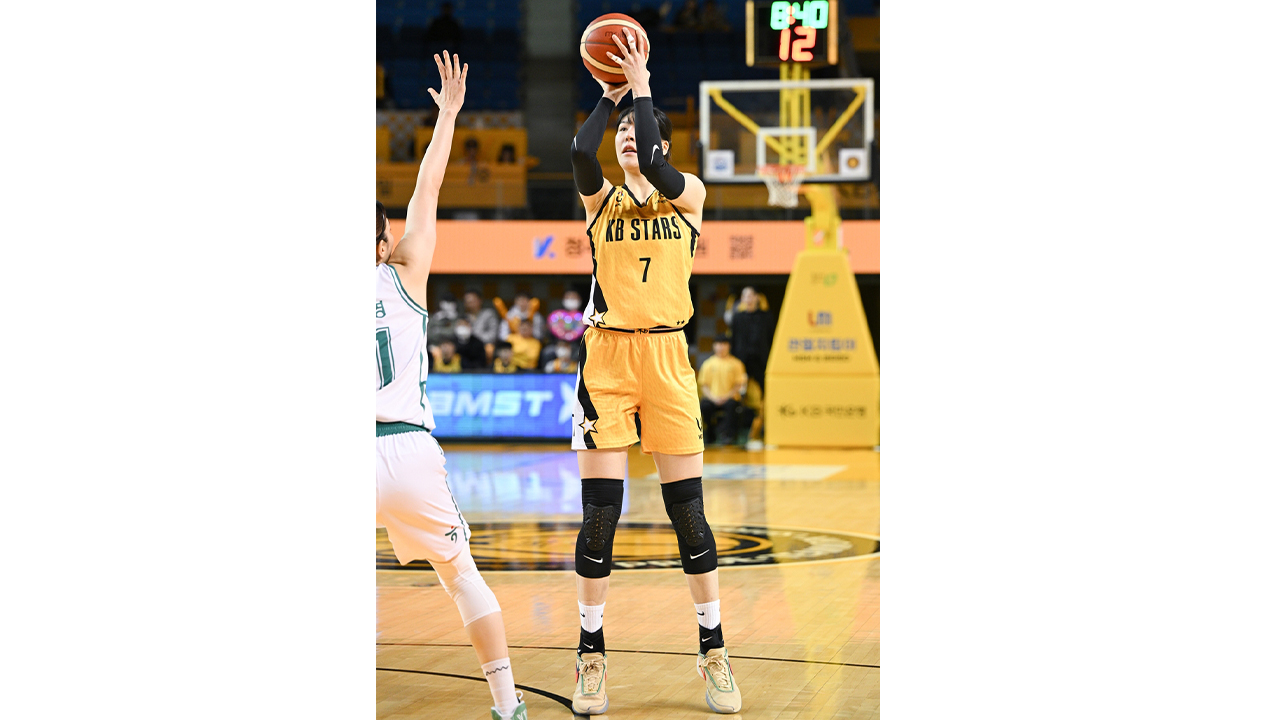 [스포츠]'박지수 더블더블' KB, 하나원큐에 PO 2연승 | YTN