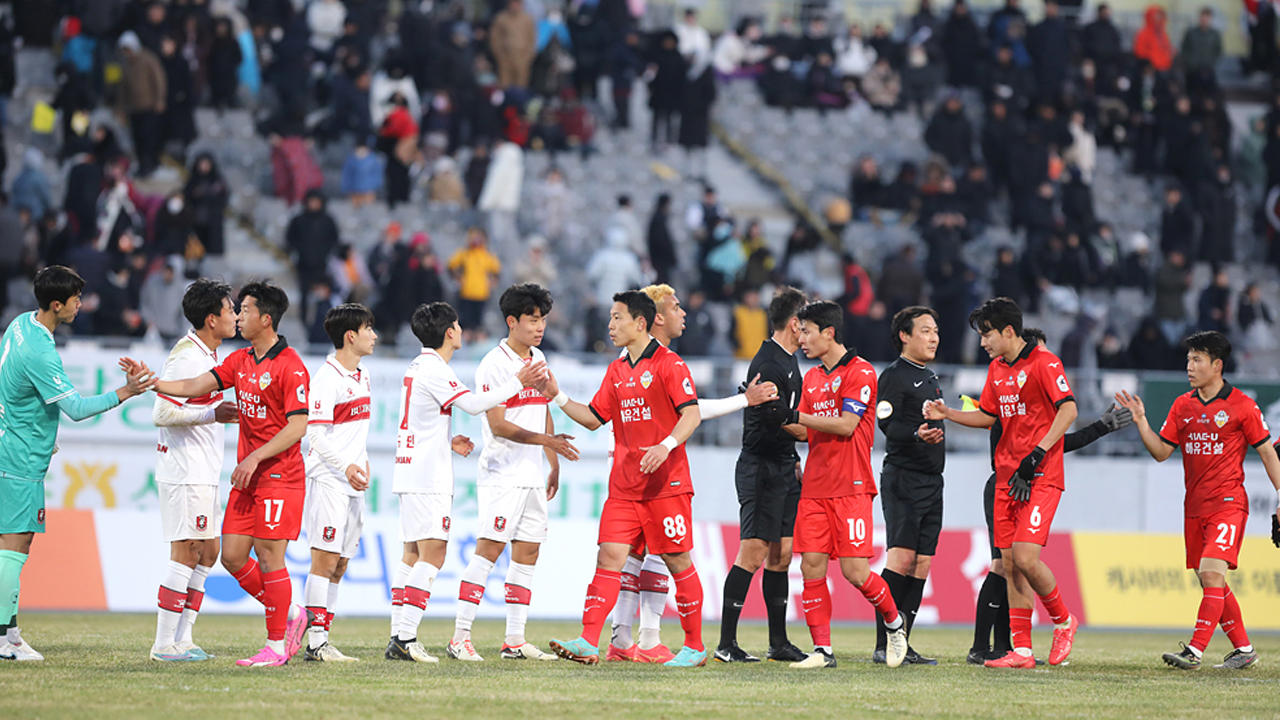 [사회]총선 노렸나? 홈 개막전에 파란색→빨간색 유니폼 입은 충남아산FC | YTN