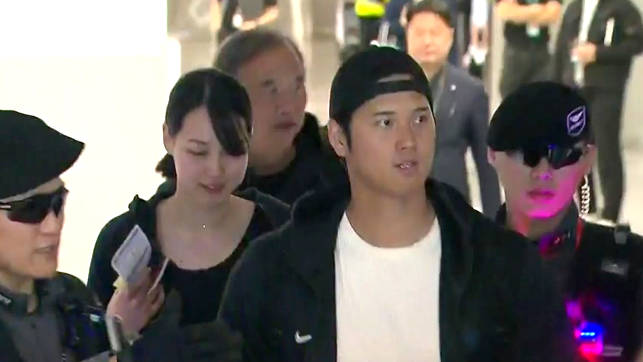 [스포츠][현장영상+] 오타니, LA 다저스 동료들과 함께 입국...아내와 한국 도착 | YTN