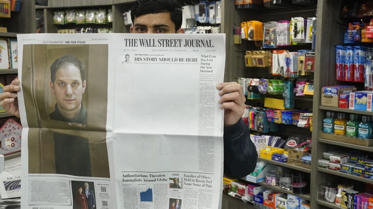 [국제]러시아에 1년째 구금 중인 美 기자...WSJ '백지 발행' 시위 | YTN