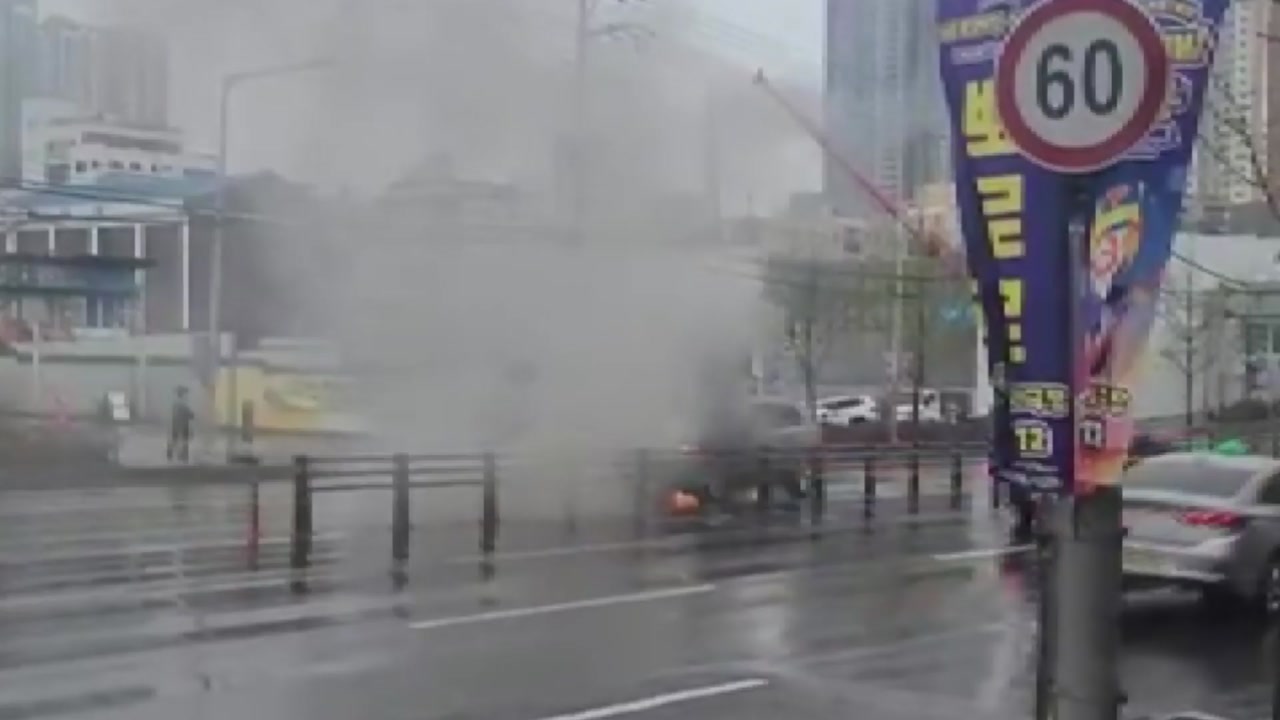 [전국]대구 감천네거리 달리던 SUV에 불...다친 사람 없어 | YTN