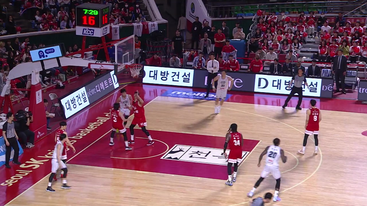 [스포츠]부산 KCC, 제공권 장악하며 서울 SK에 완승 | YTN