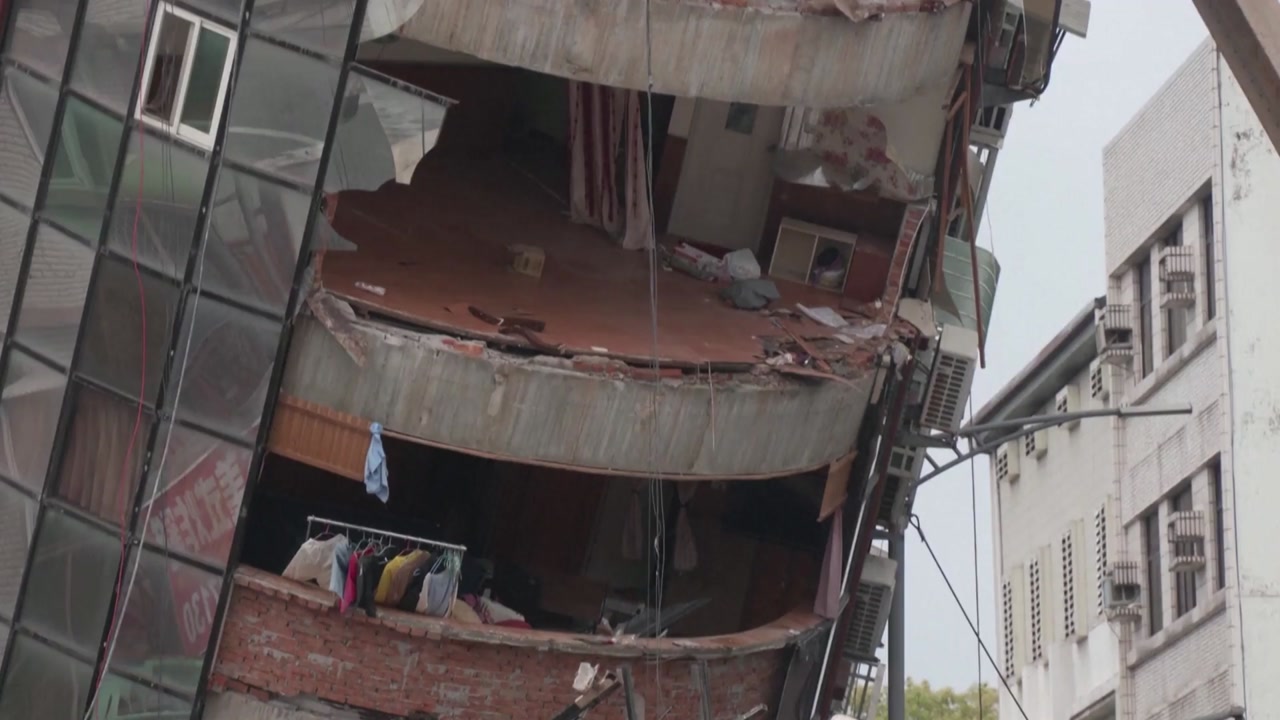 [국제]타이완 강진 후 약 700회 여진...악천후 속 구조·복구 박차 | YTN