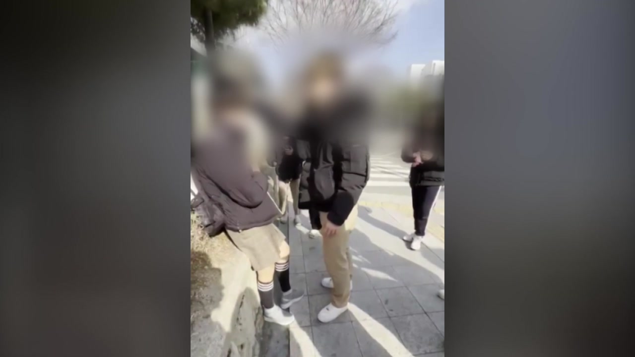 [사회][제보는Y] 후배 때려놓고 SNS 자랑...등교 정지 처분받고 가족여행 | YTN
