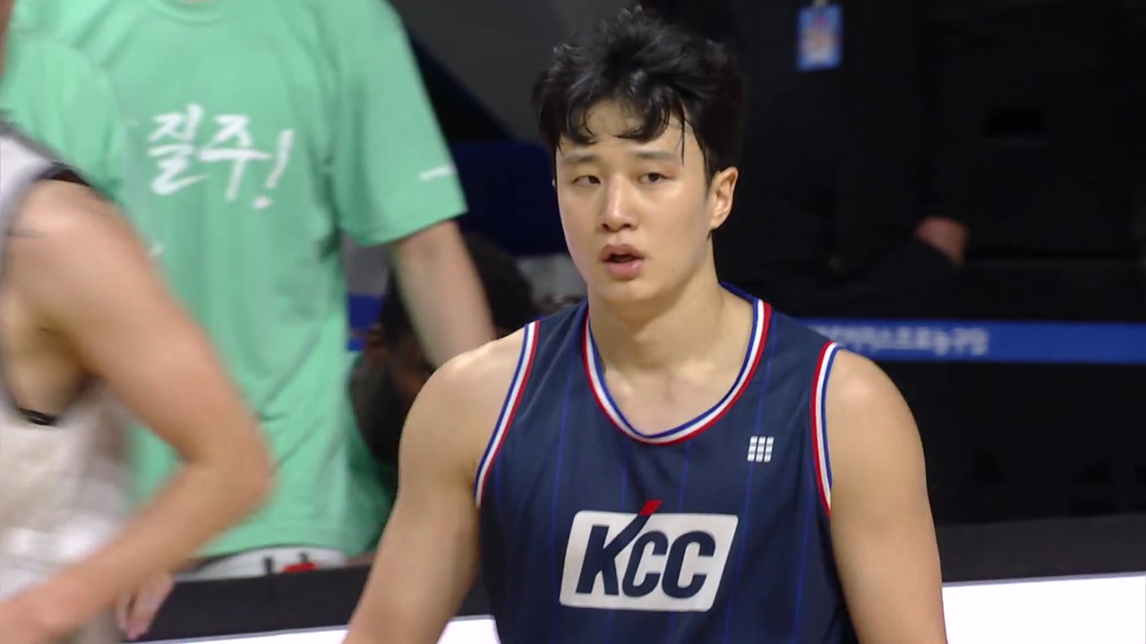 [스포츠]'허웅 26점' KCC, 챔피언결정전 먼저 2승...1만 관중 운집 | YTN