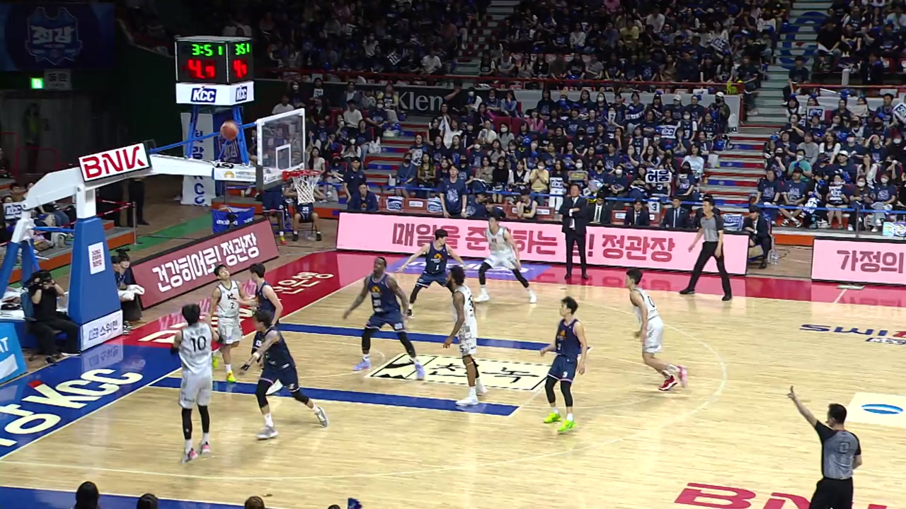 [스포츠]KCC, 안방에서 명승부 연출하며 2연승...부산 홈팬 열광 | YTN