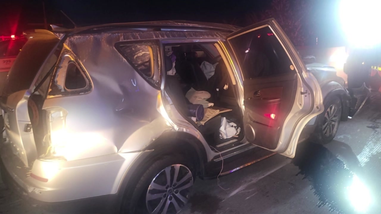 [전국]벤츠 승용차가 중앙분리대·SUV 들이받아...2명 이송 | YTN