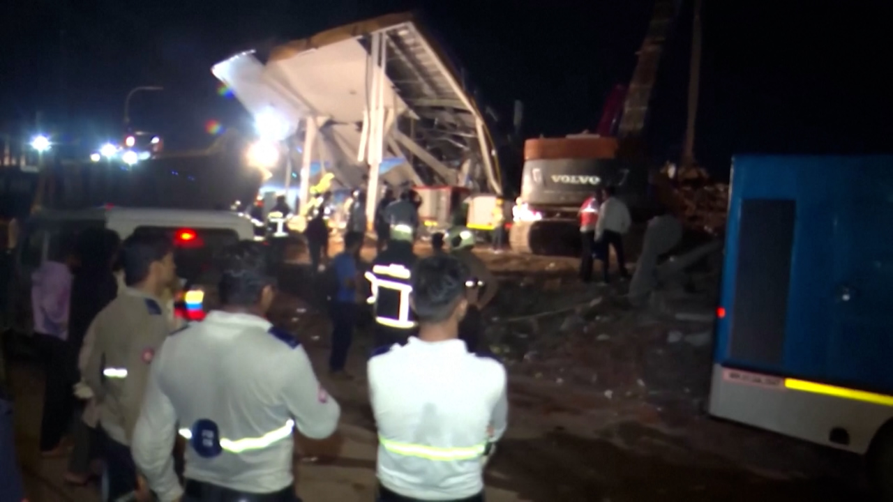 [국제]인도, 주택 덮친 대형 광고판에 14명 사망, 70여 명 부상 | YTN