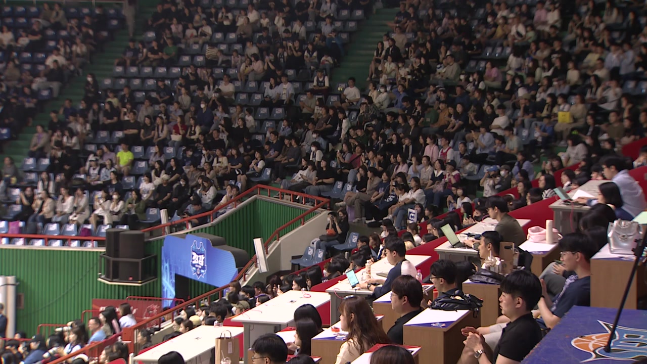 [스포츠]트로피 들고 금의환향...KCC, 팬들과 '우승 뒤풀이' | YTN