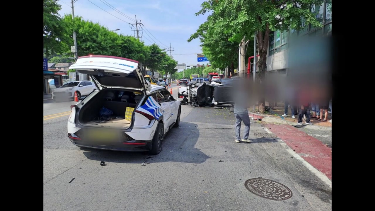 [전국]SUV가 차량 5대 잇따라 충돌...70대 운전자 중상 | YTN