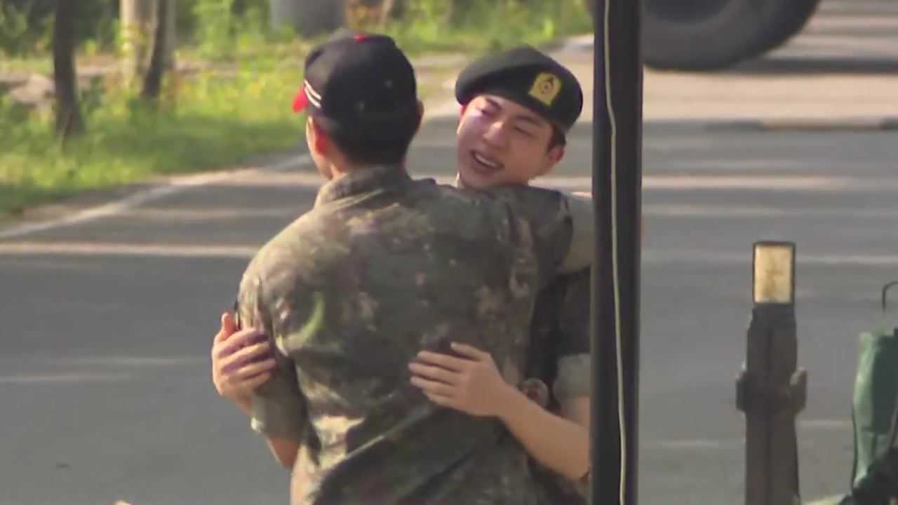 [문화][현장영상+] BTS 맏형 진, 18개월 군 복무 마치고 전역 | YTN