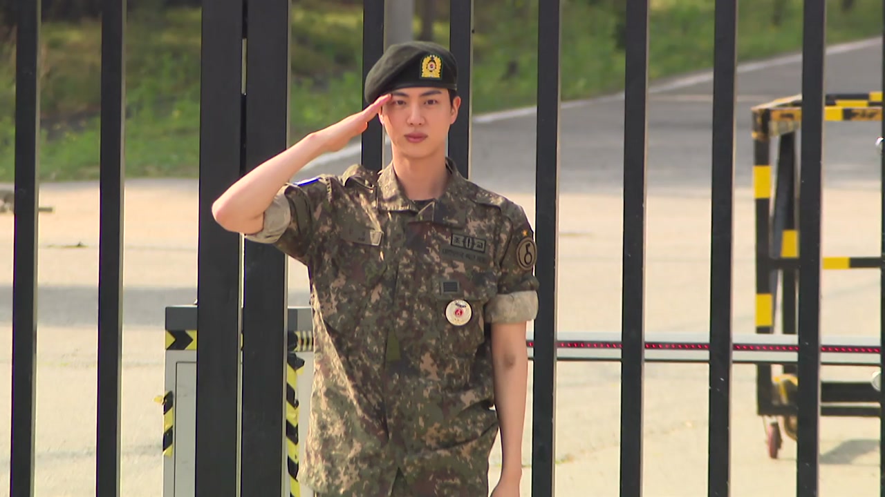 [문화]BTS 맏형 진, 전역...휴가 나온 멤버들 '깜짝 축하' | YTN